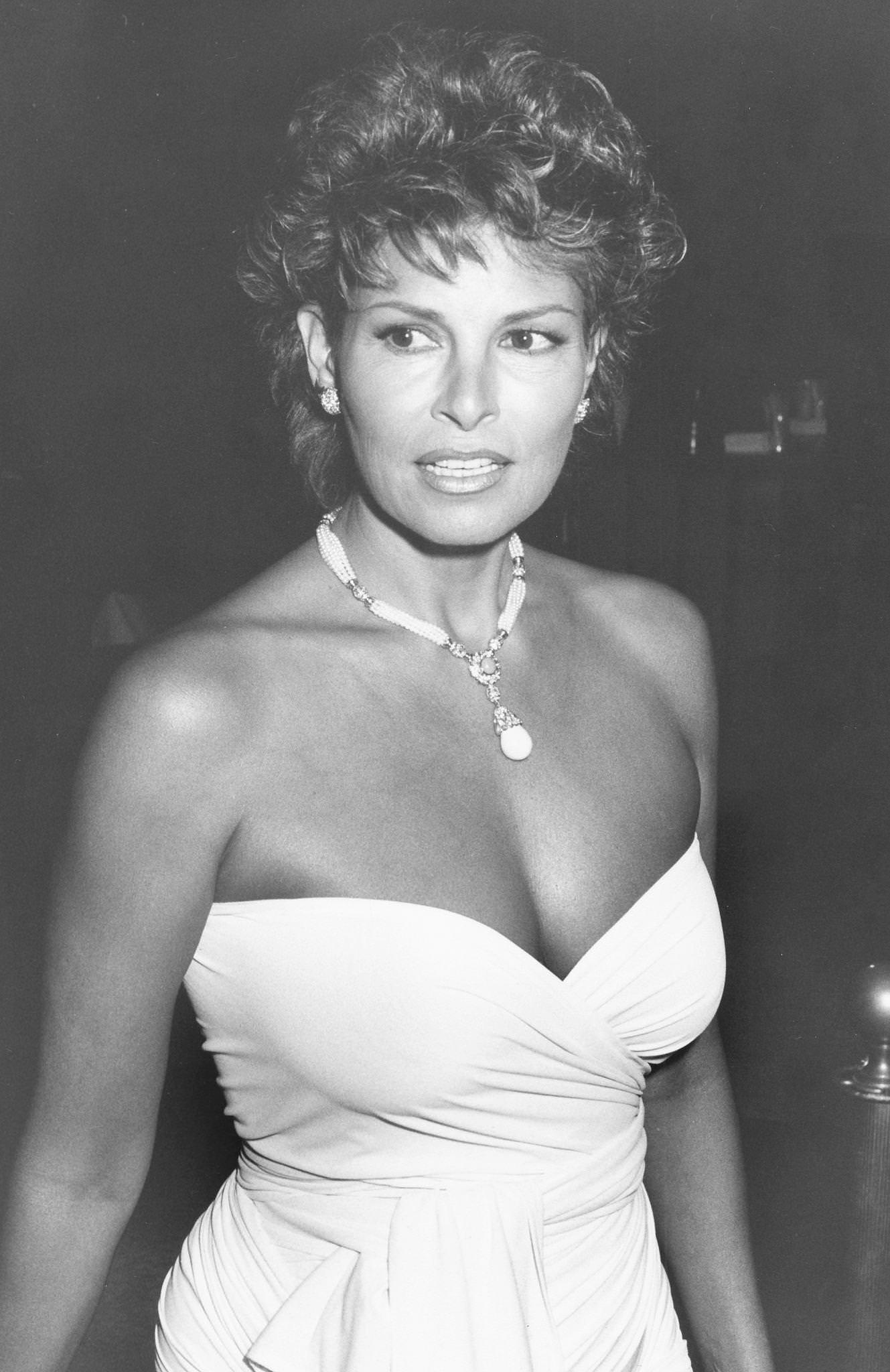 Raquel Welchs Sexiest Photos From Hollywood Icon To Legendary Bombshell